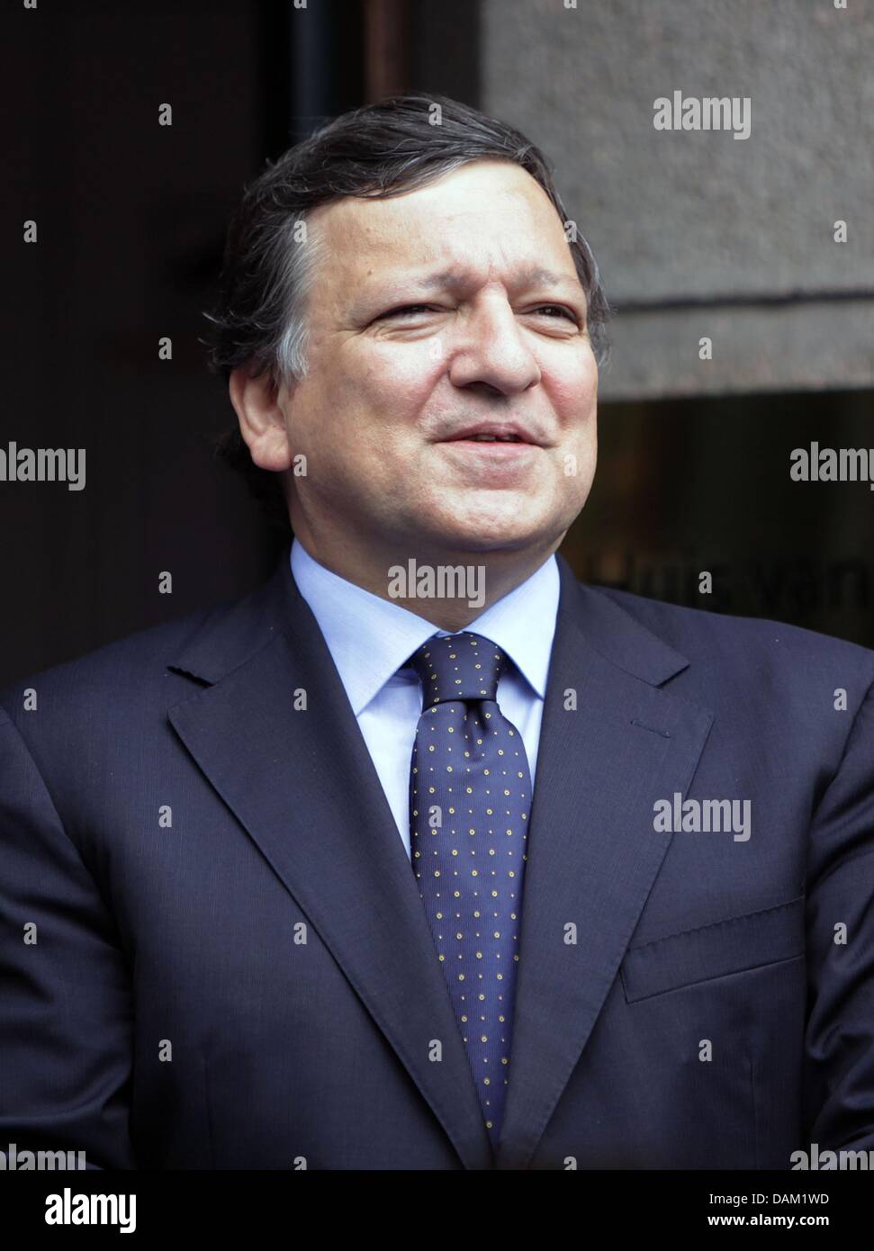 European Commission President Jose Manuel Barroso welcomes Dutch Queen ...