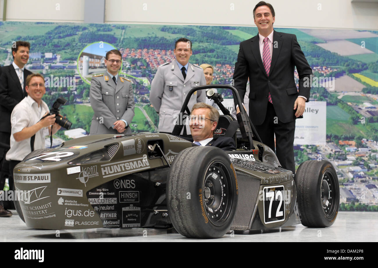 German President Christian Wulff (M) visits the state light weight ...