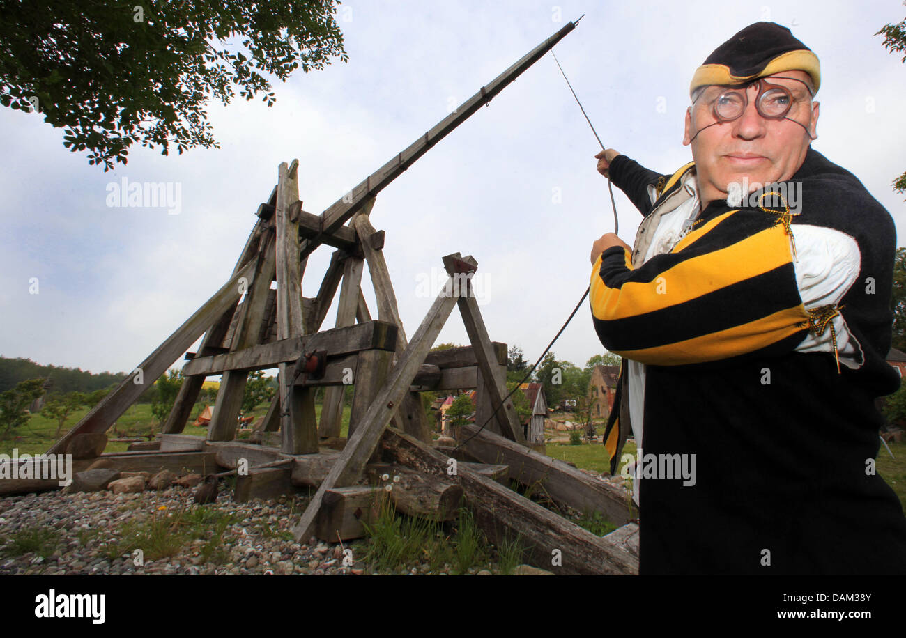 Medieval catapults hi-res stock photography and images - Alamy