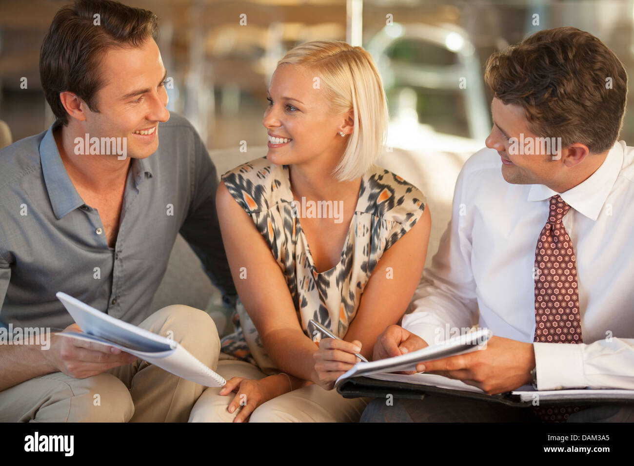 People sitting on couch talking hi-res stock photography and images - Alamy