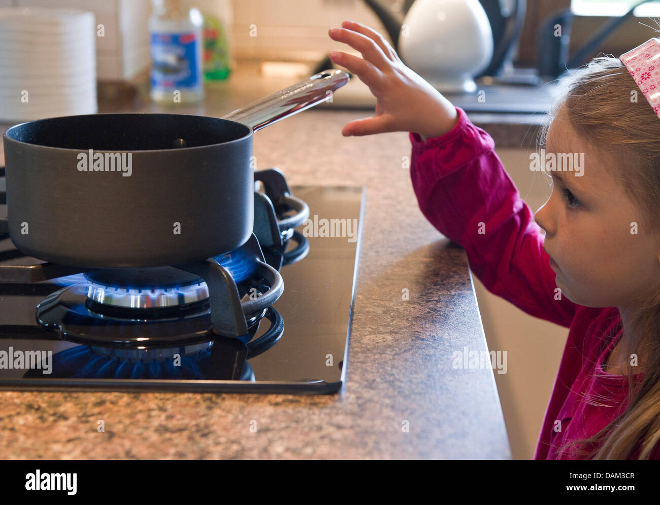 A four-year-old girl grabs a pot with boiling water in Frankfurt an der ...