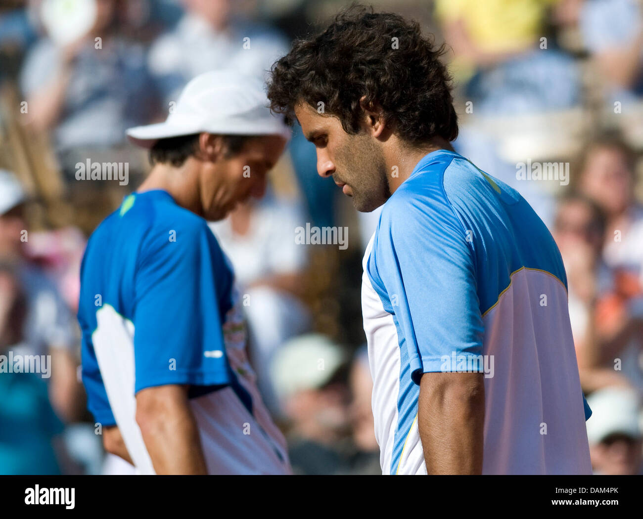 Argentinian players Juan Ignacio Chela (R) and Maximo Gonzalez (L) show ...