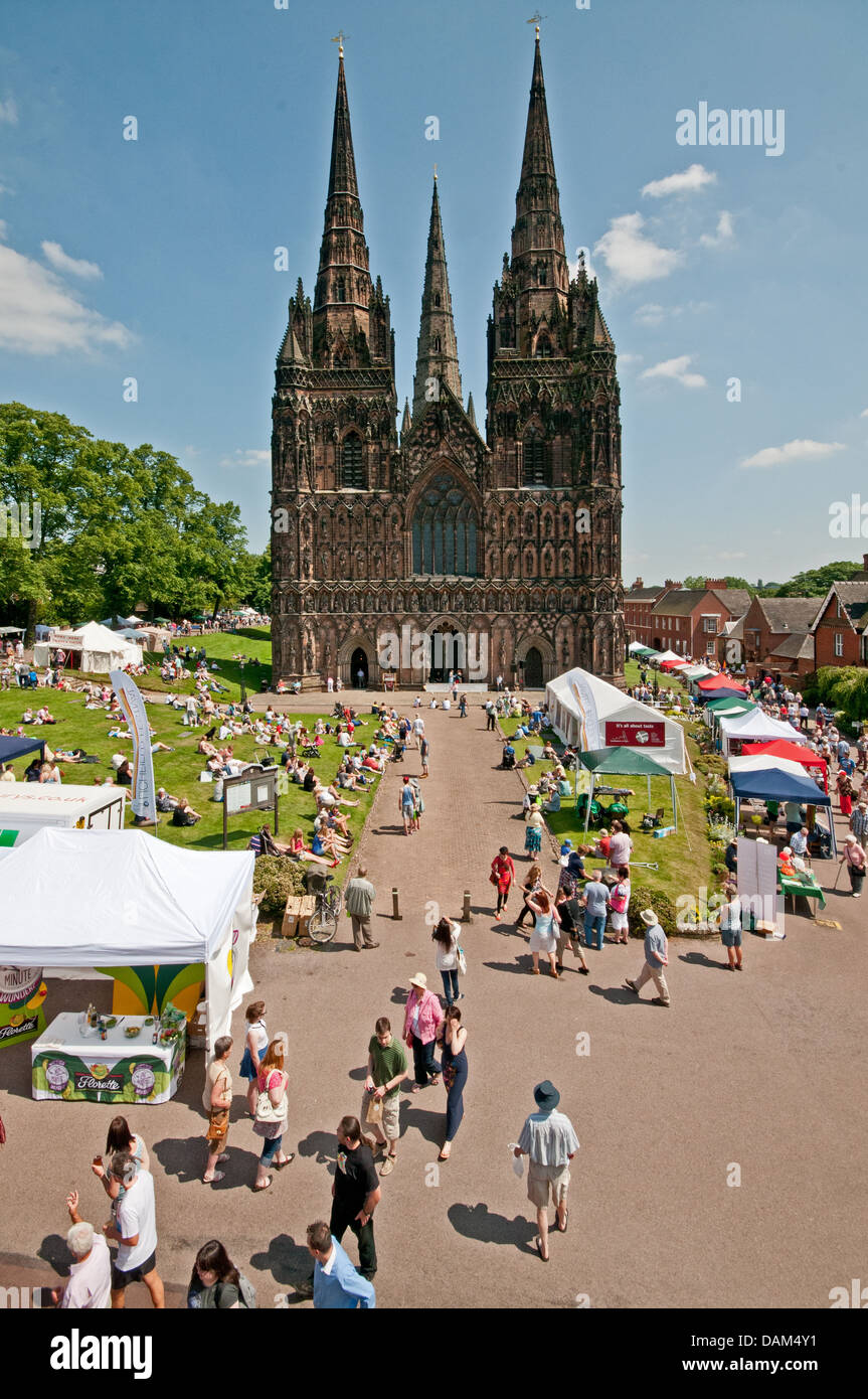 Crowds enjoy glorious sunshine and entertainment from local performers ...