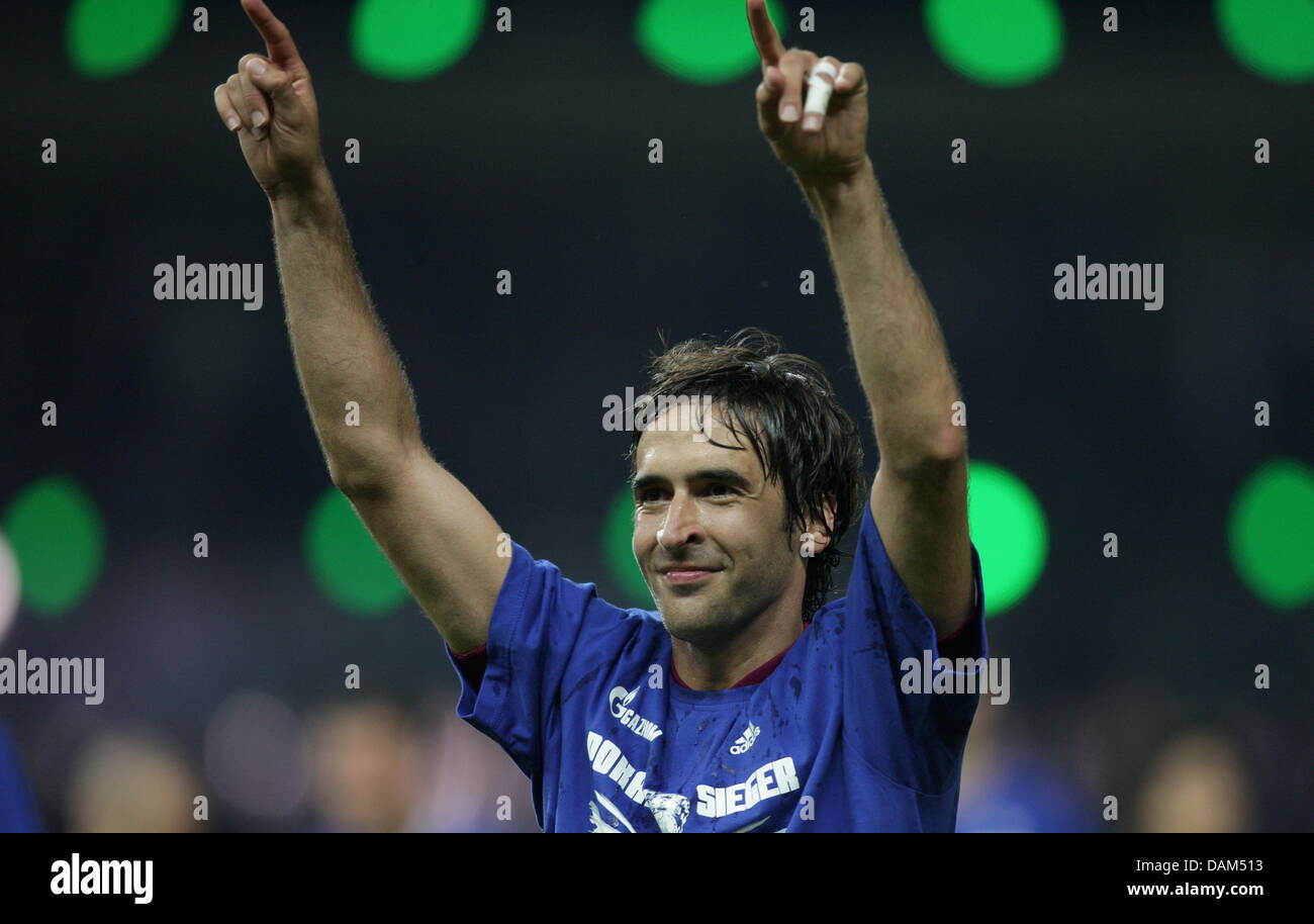 Schalke's Raul celebrates after Schalke's 5:0 win in the DFB cup final ...