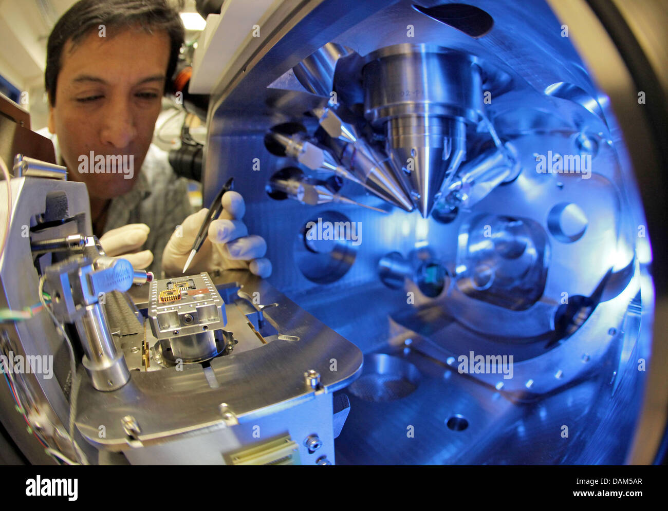 Peruvian physicist Jose Barzola Quiquia prepares a dual-beam scannig ...