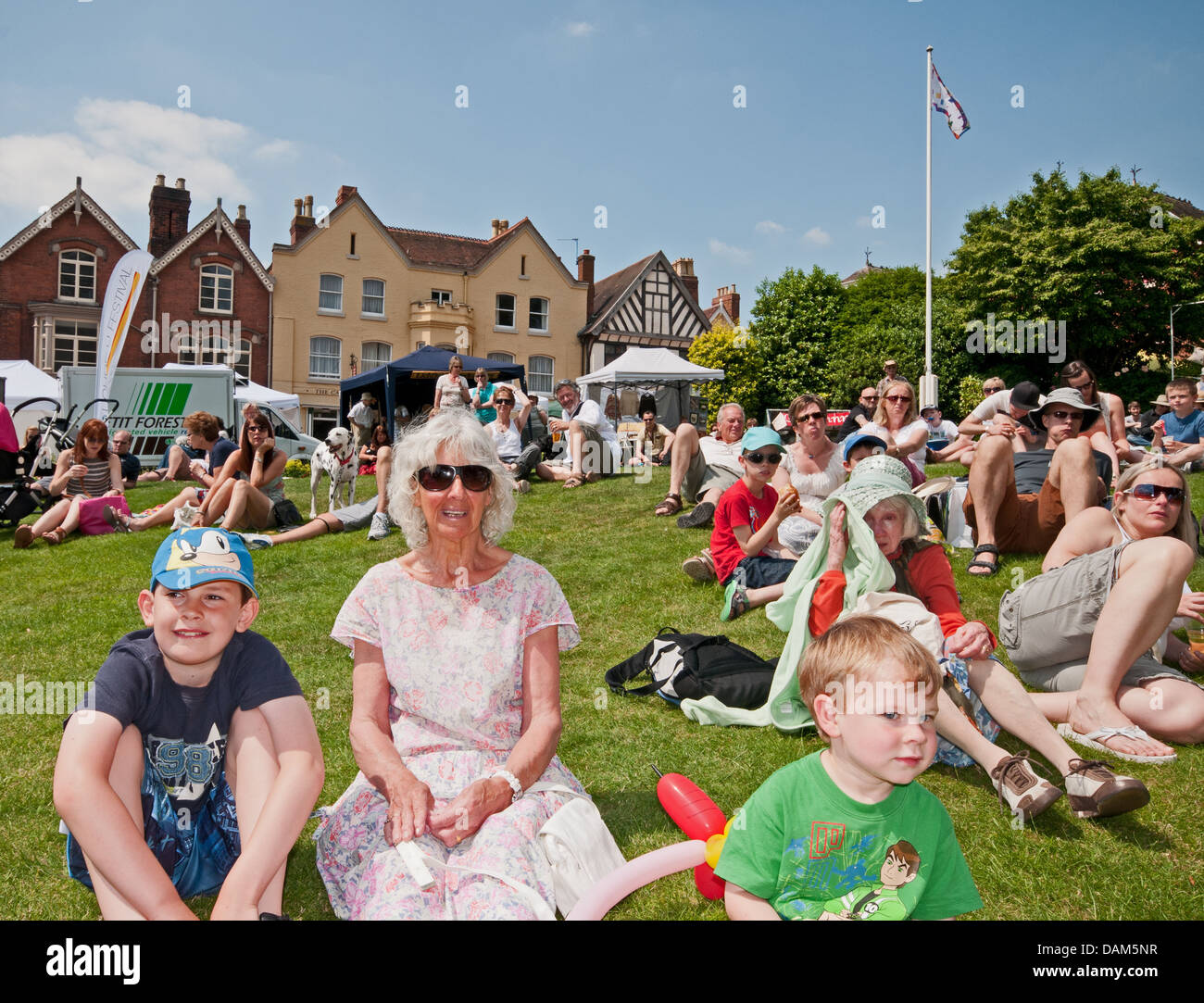 Enjoy entertainment hi-res stock photography and images - Alamy