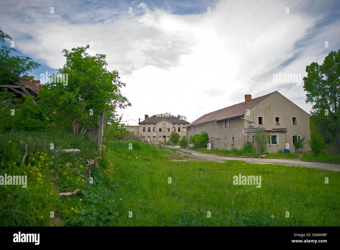 Crumbling building stands hi-res stock photography and images - Alamy