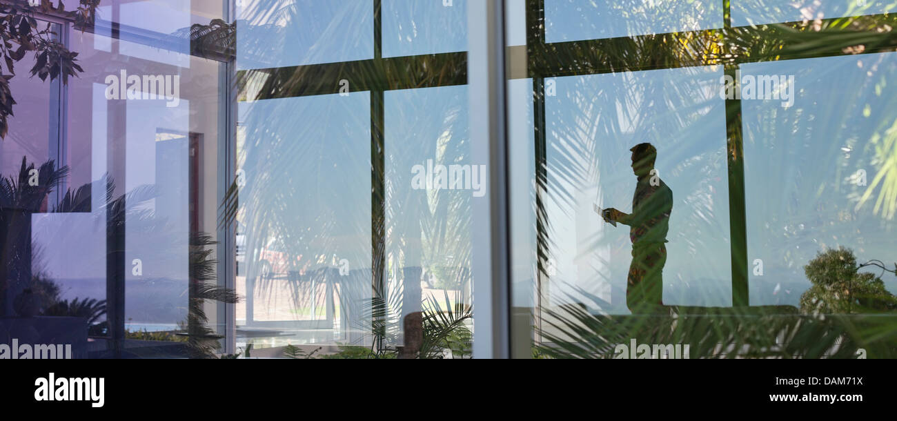 People reflection in window hi-res stock photography and images - Alamy