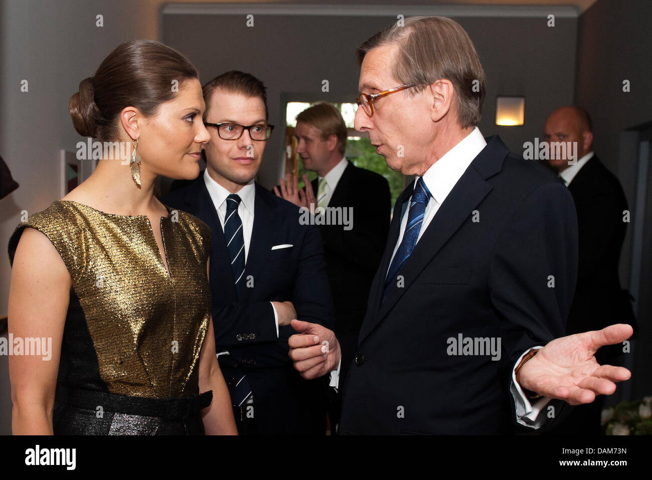 Der schwedische Botschafter in Berlin, Staffan Carlsson (r), begrüsst ...