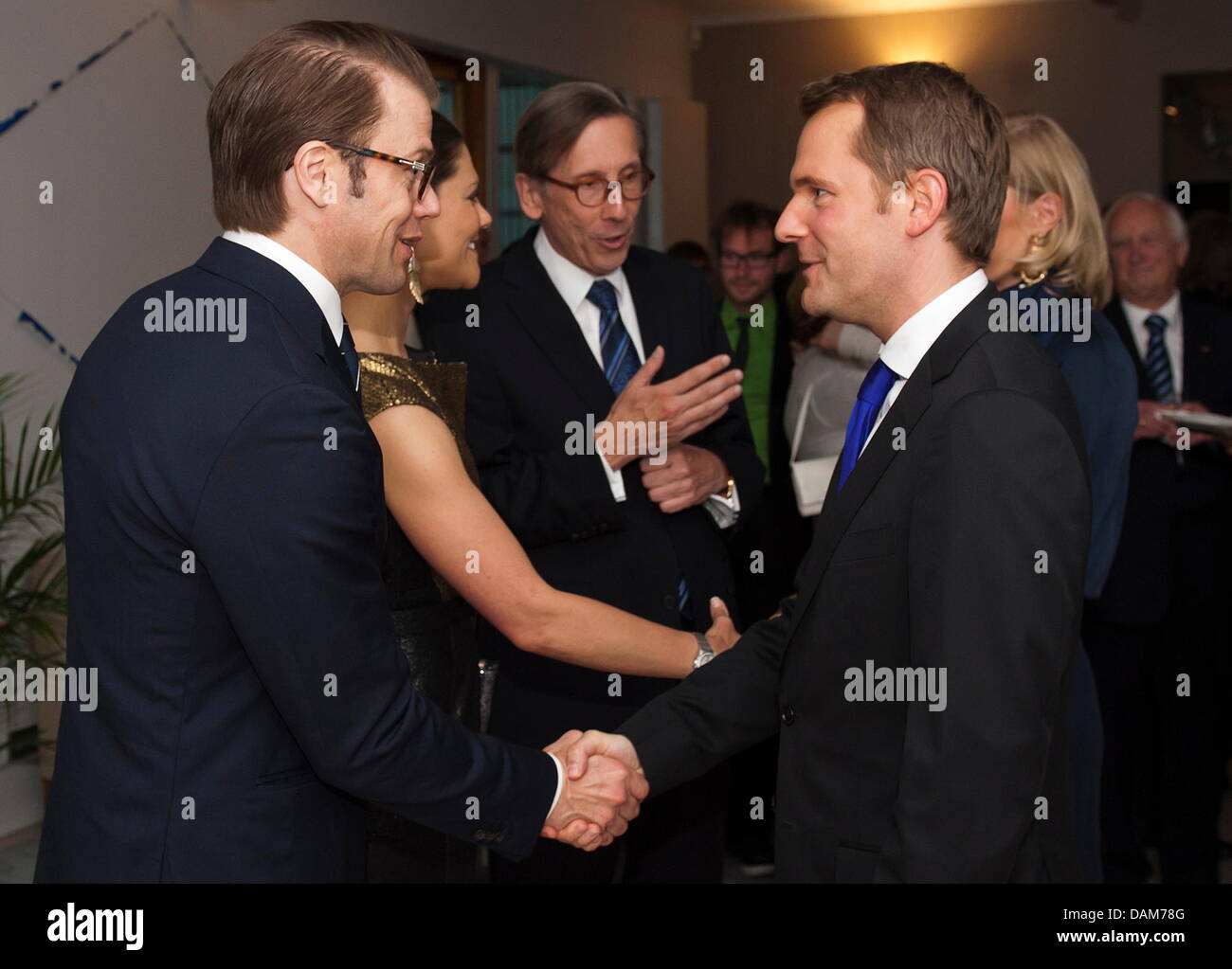The Swedish embassador in Berlin, Staffan Carlsson (m), greets the ...
