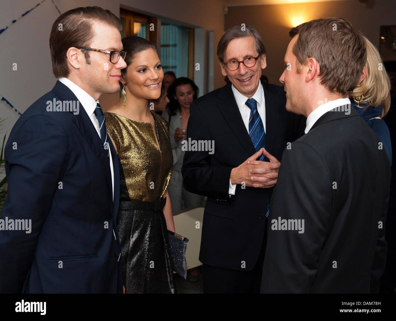 The Swedish embassador in Berlin, Staffan Carlsson (m), greets the ...
