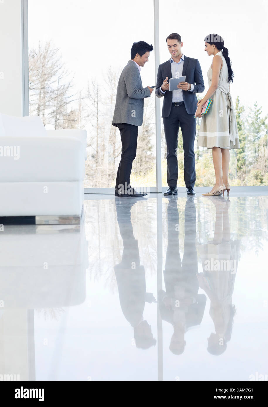 Office computer people talking hi-res stock photography and images - Alamy