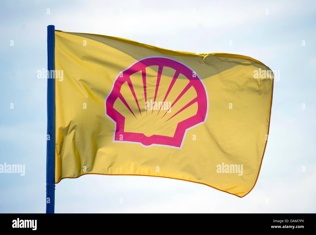 A flag with the logo of the oil company Shell is pictured in Klettwitz ...