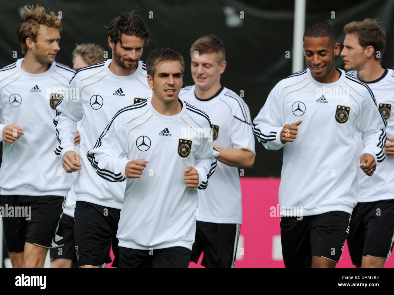 The German national soccer players Simon Rolfes (L-R), Arne Friedrich ...
