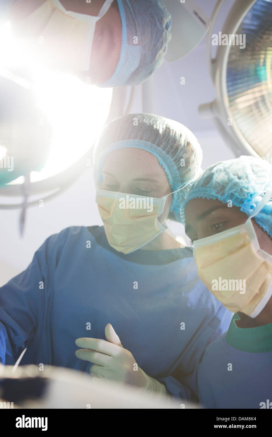 Nurse doctor operating theatre hi-res stock photography and images - Alamy