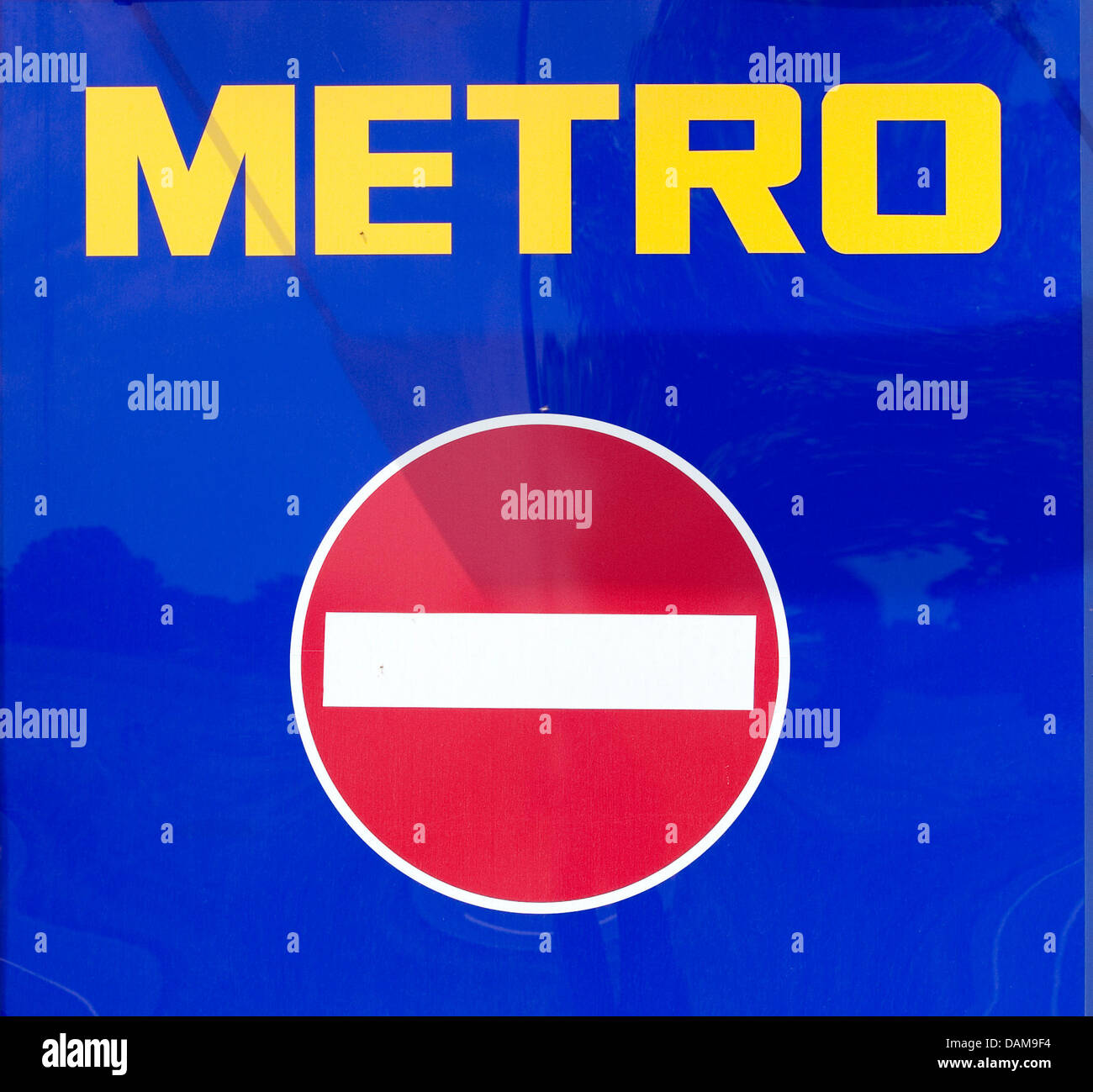 A do not enter traffic sign with the logo of the shopping centre "Metro ...