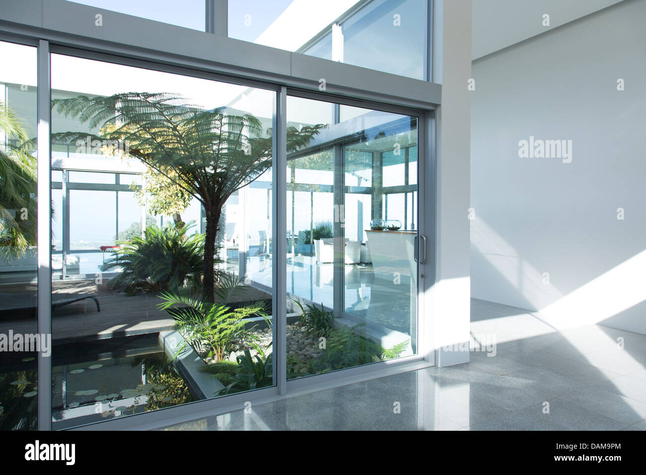 Glass atrium plants hi-res stock photography and images - Alamy