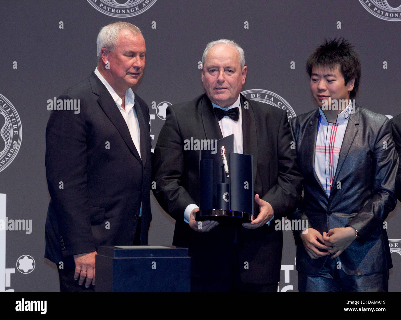 Director Robert Wilson (L-R), art collector Prof. Dr. Harald Falkenberg ...