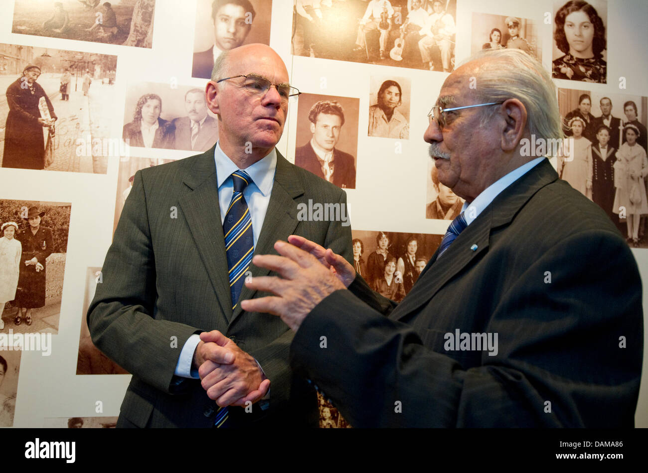 The President of the German Bundestag Norbert Lammert (l) talks to ...