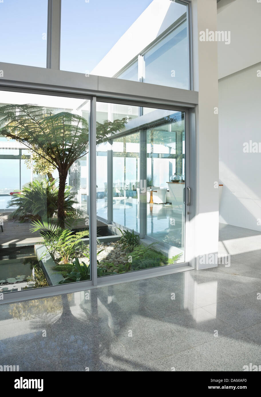 Glass atrium plants hi-res stock photography and images - Alamy