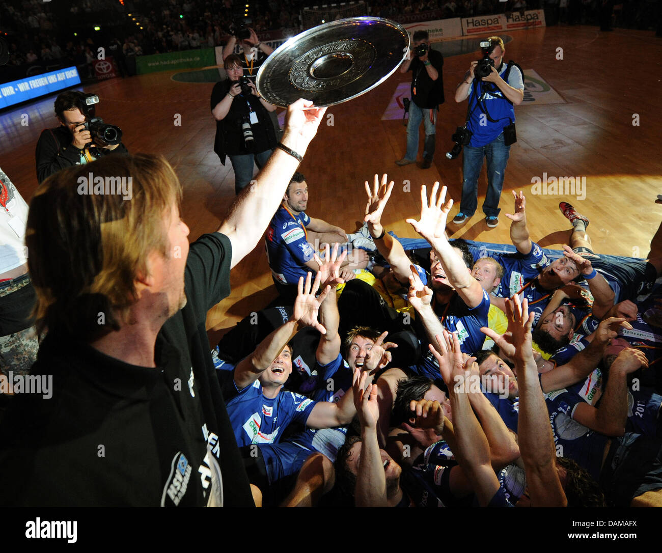 Hamburg's coach Martin Schwalb (L) and the players of HSV Hamburg ...