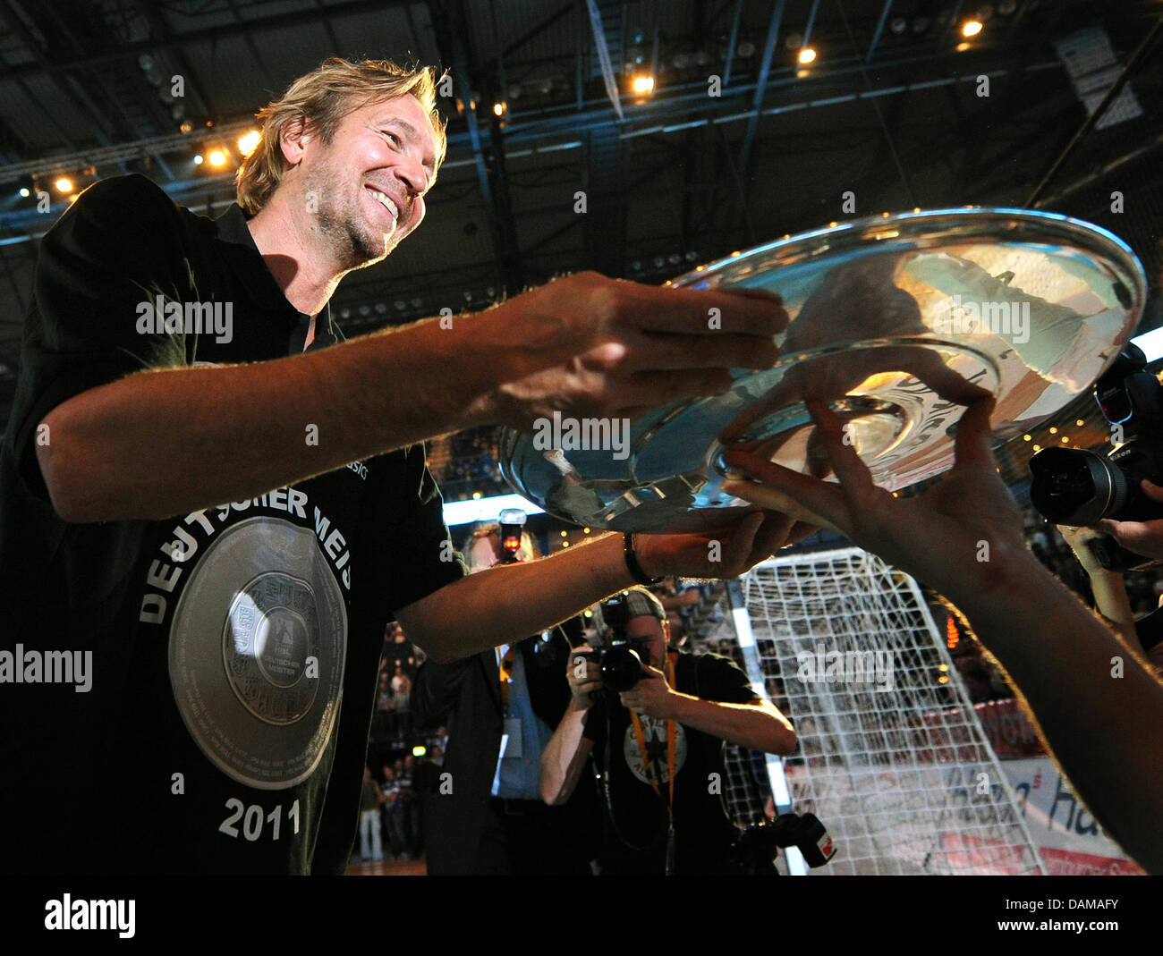 Hamburg's coach Martin Schwalb (L) and the players of HSV Hamburg ...