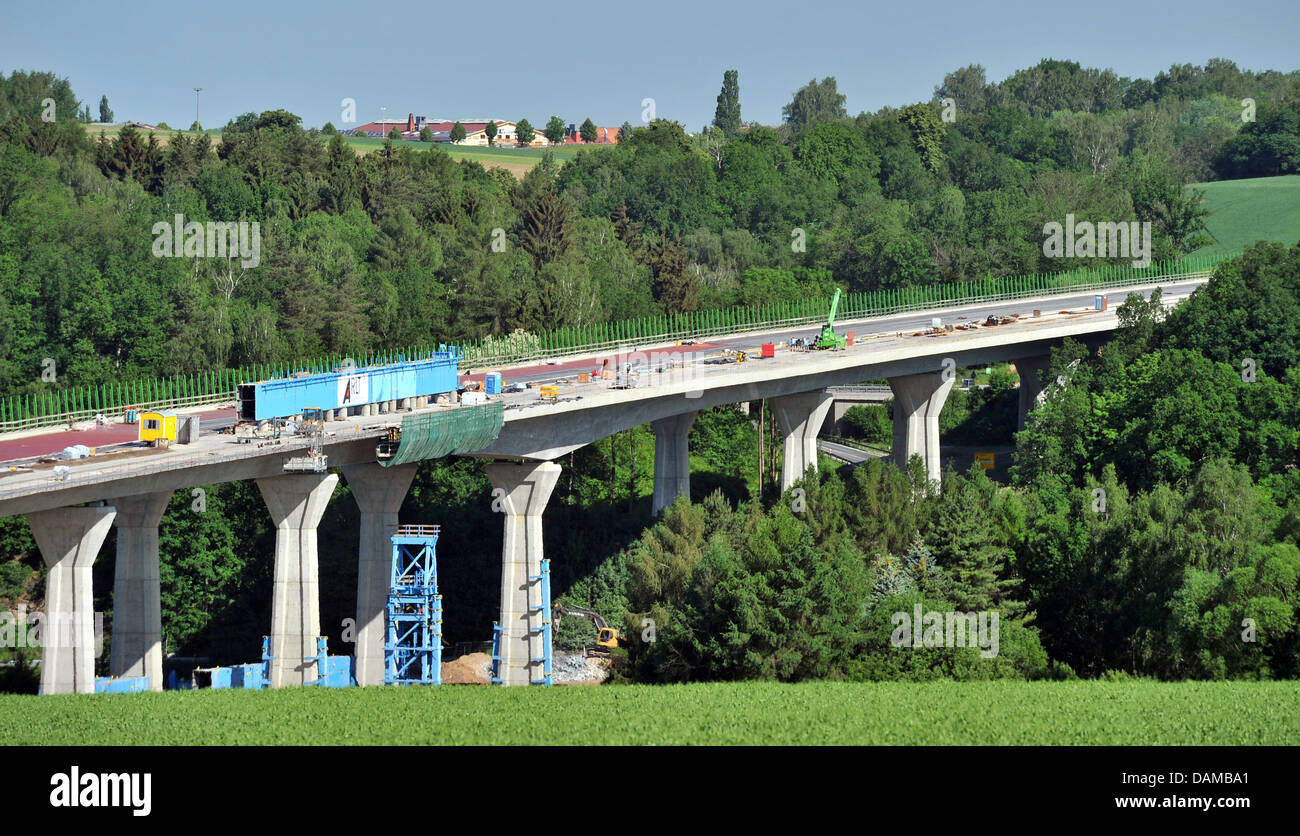 Two autobahn bridges over the Mulde River of the new A72 are waiting ...