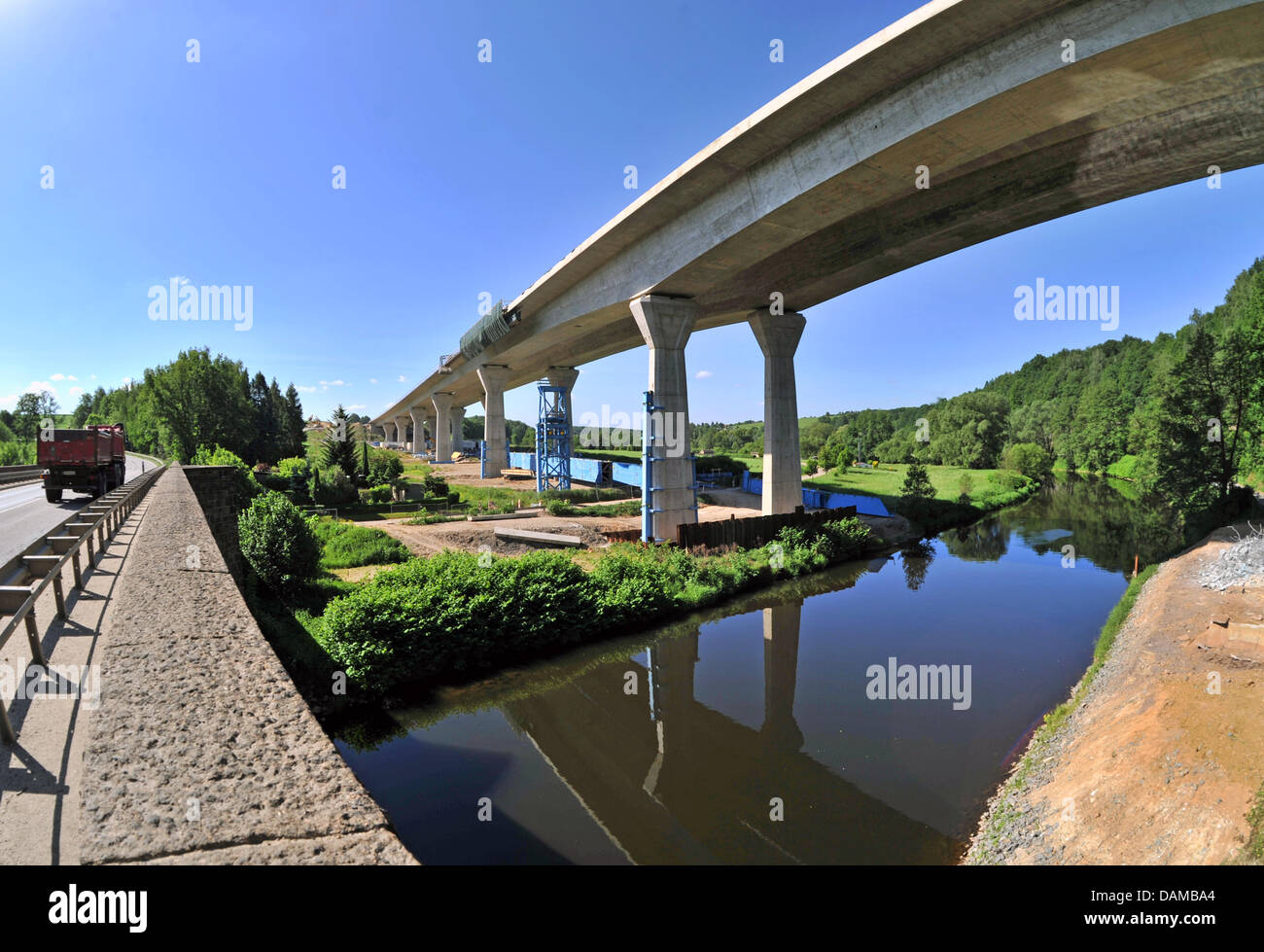 Two autobahn bridges over the Mulde River of the new A72 are waiting ...