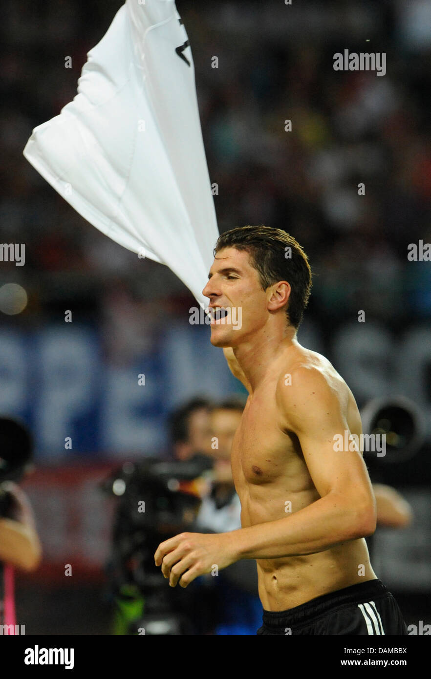 Germany's Mario Gomez celebrates after scoring his second goal (1:2 ...