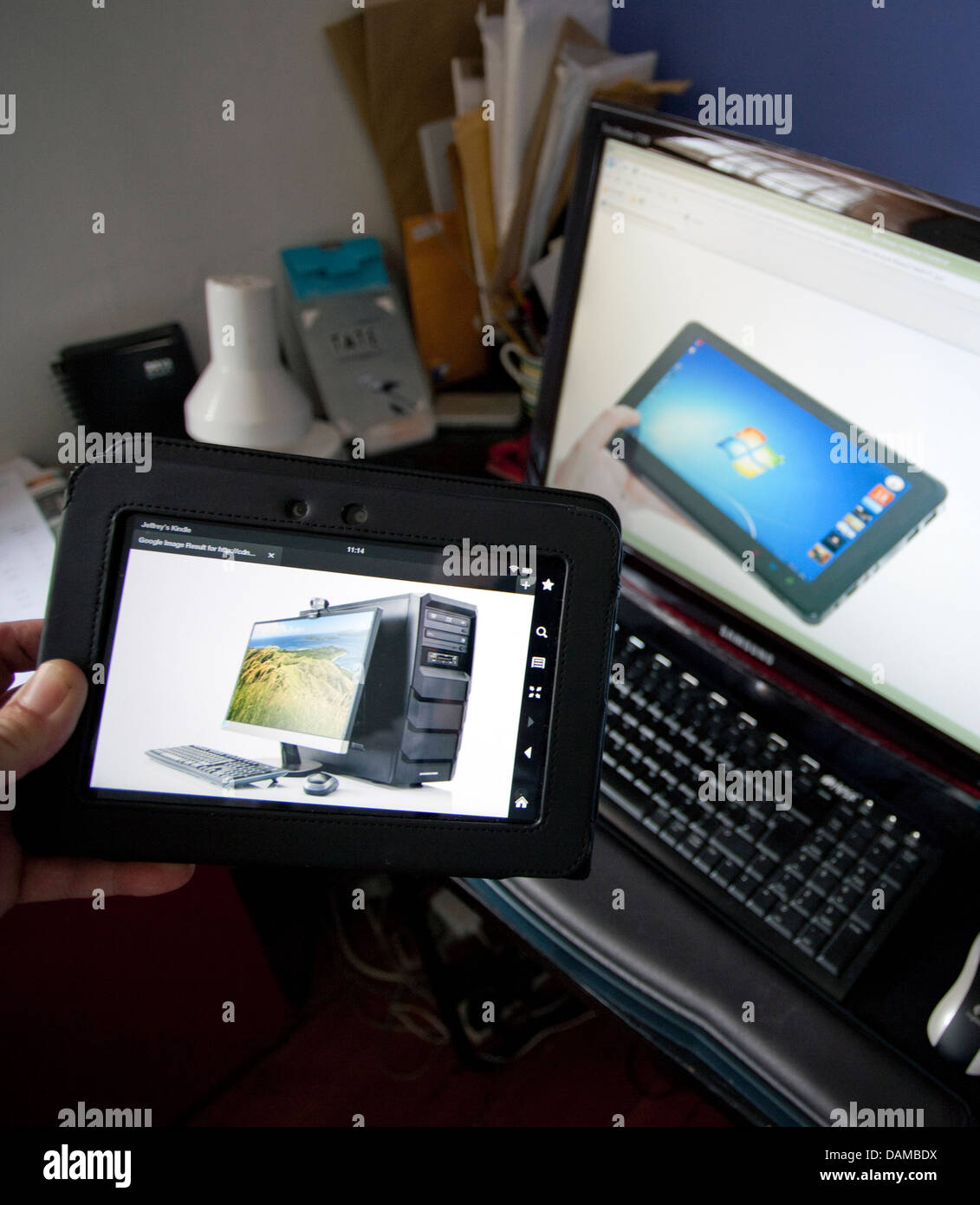 Hand screens hi-res stock photography and images - Alamy