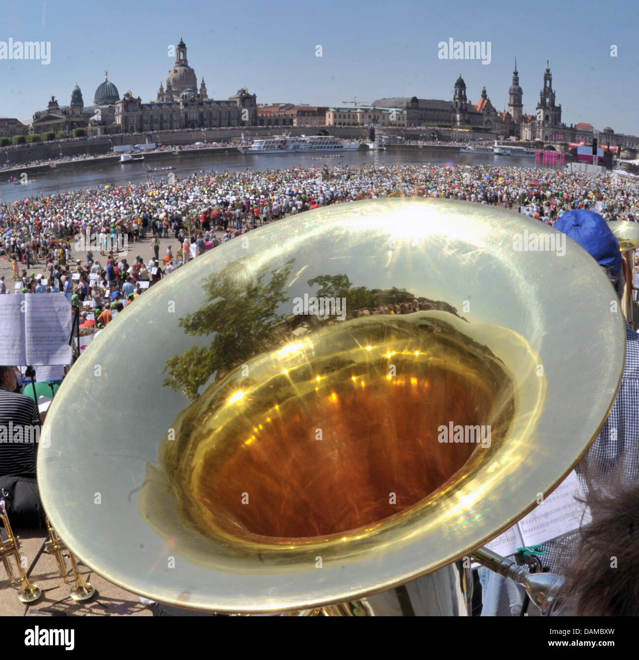 Thousands of visitors attend the final service of the German ...