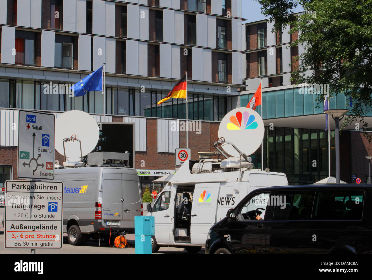 Outside broadcasting van hi-res stock photography and images - Alamy