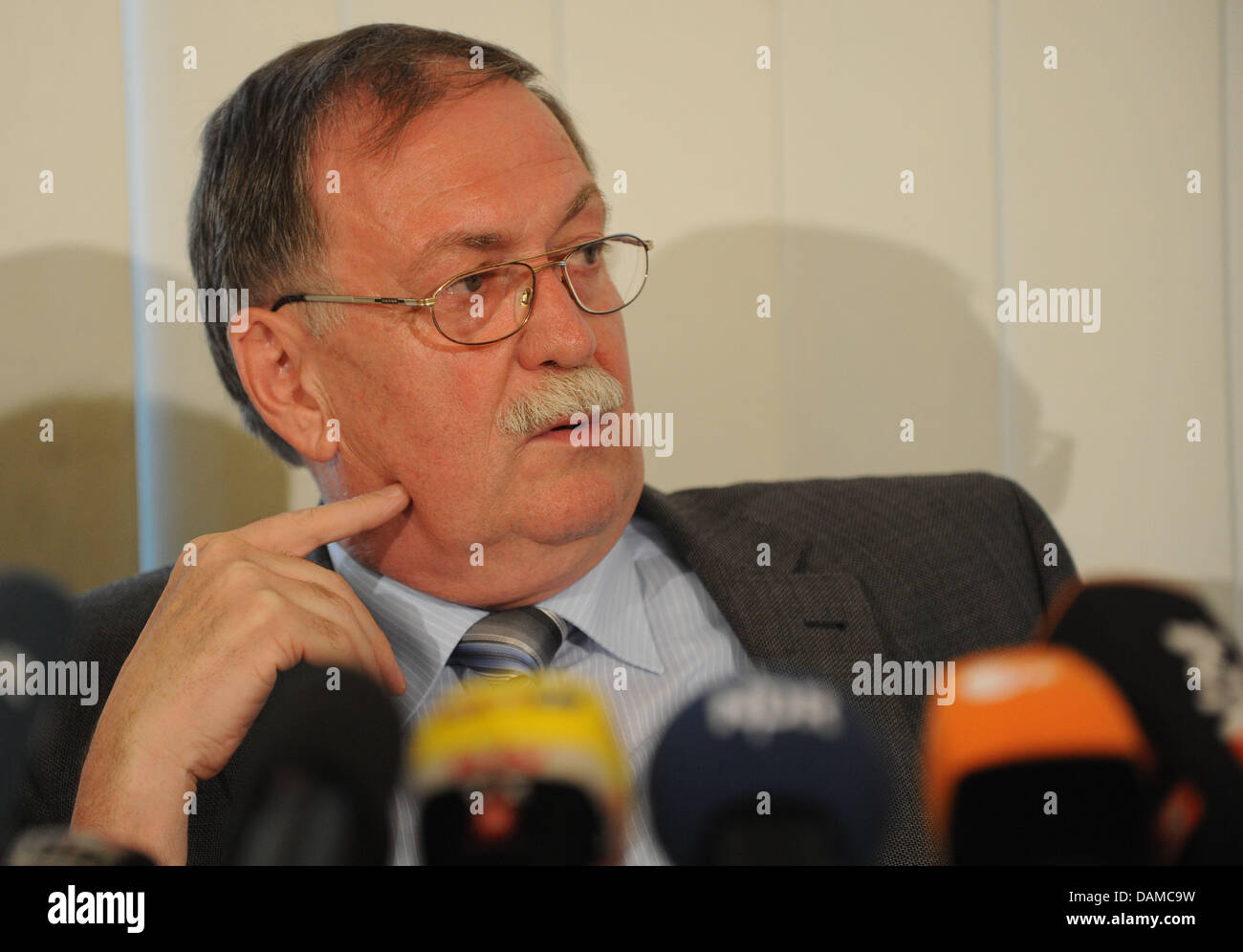 German Agriculture Minister Gert Lindemann speaks about the paussible ...