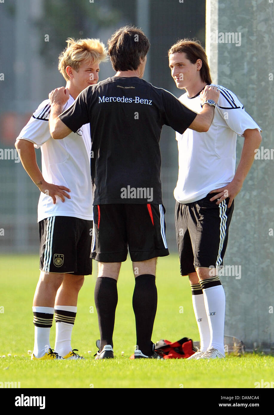 Hands shoulders chat sports sport spo hi-res stock photography and ...