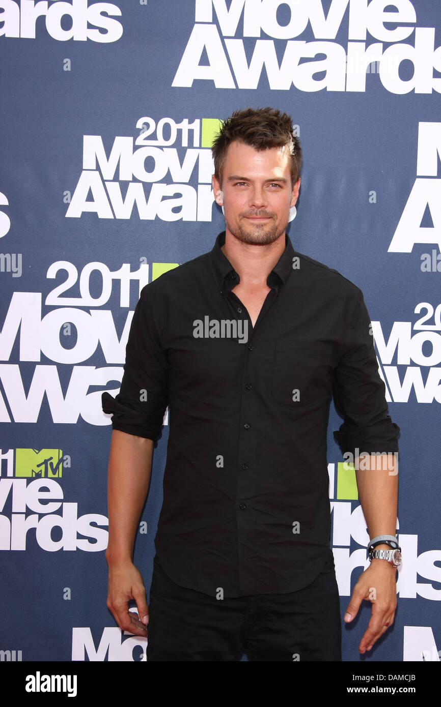 Actor Josh Duhamel arrives at the MTV Movie Awards at Universal Studio ...
