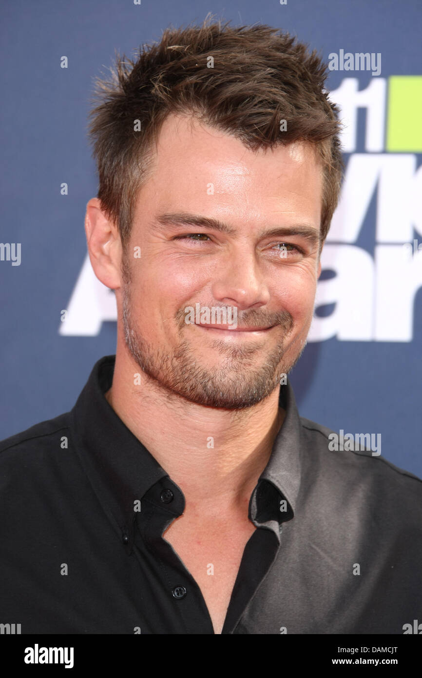 Actor Josh Duhamel arrives at the MTV Movie Awards at Universal Studio ...