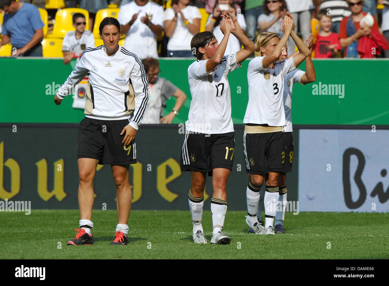 Germany's team players Birgit Prinz (l-r), Ariane Hingst and Saskia ...