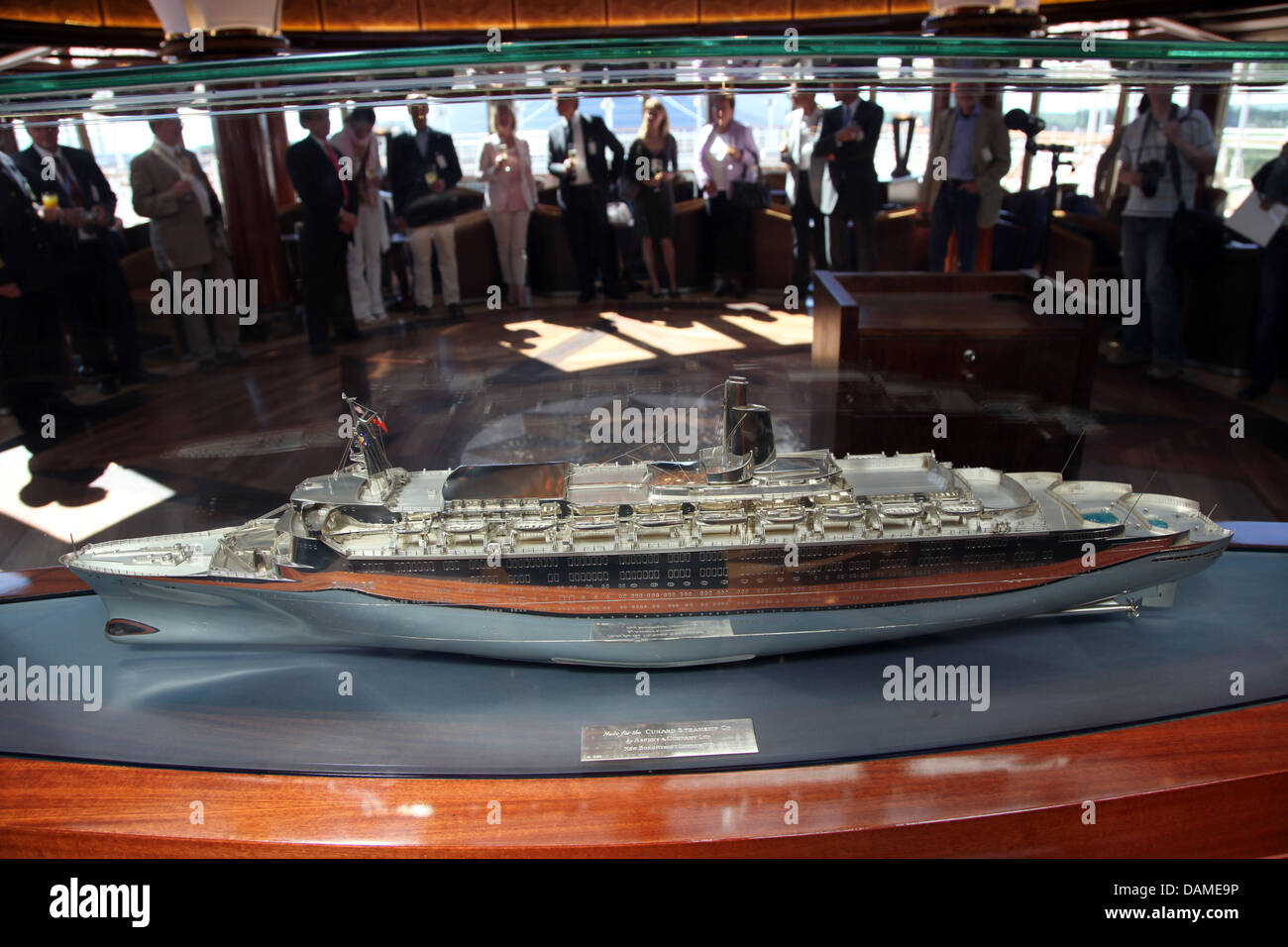 Queen elizabeth ii ship luxury hi-res stock photography and images - Alamy