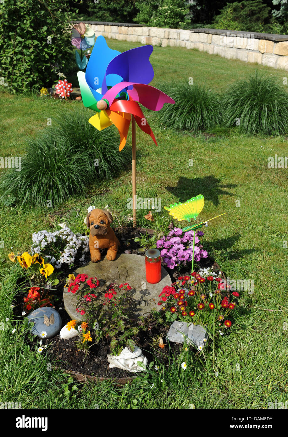 Child grave cemetary hi-res stock photography and images - Alamy