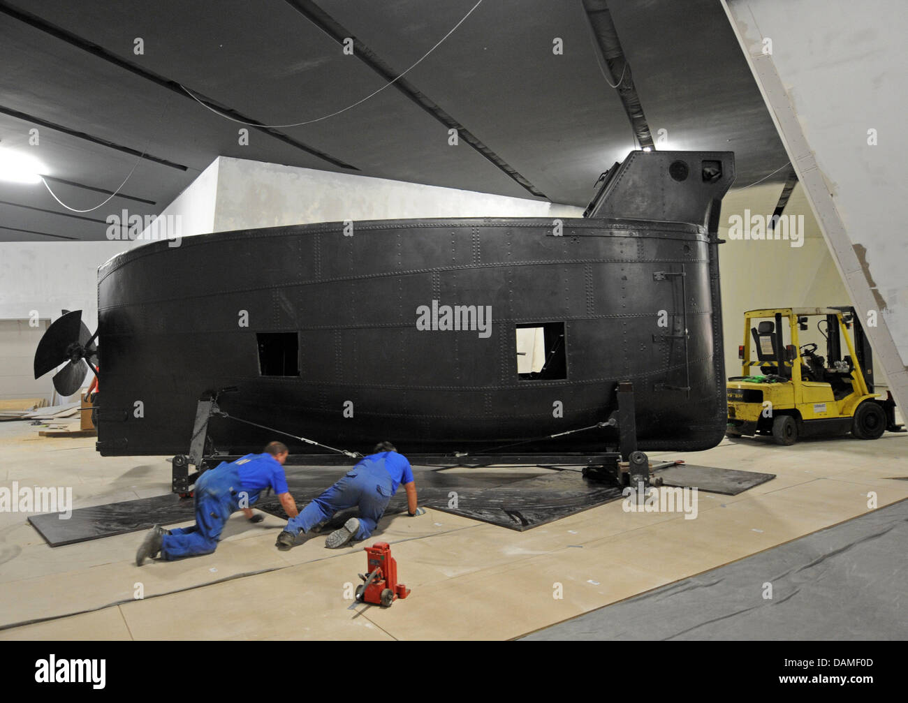 Specialists transport the submarine 'Brandtaucher', built by Wilhelm ...