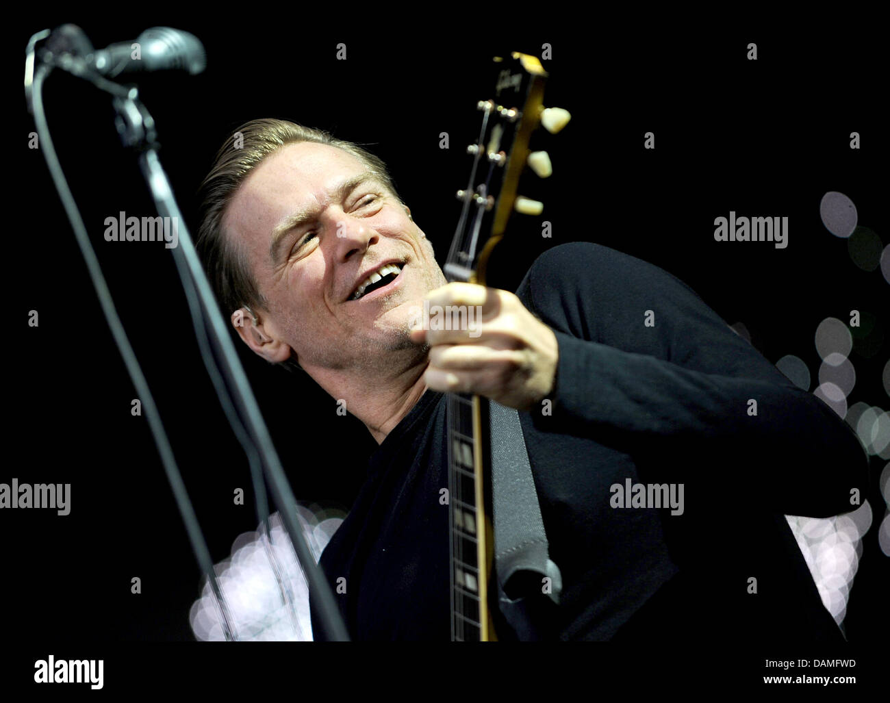 Bryan adams singer hi-res stock photography and images - Alamy