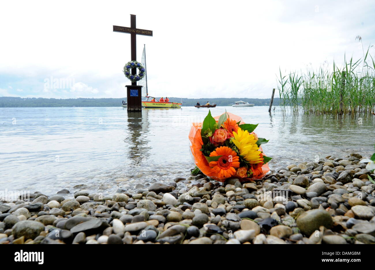 King ludwig ii memorial cross in lake starnberg hi-res stock ...
