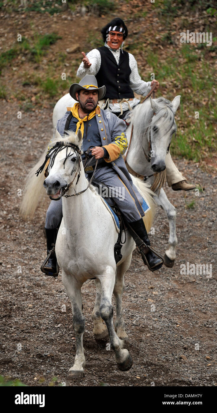 Rolf Schauerte as Captain Bentler (FRONT) and Meinolf Pape as Senanda ...