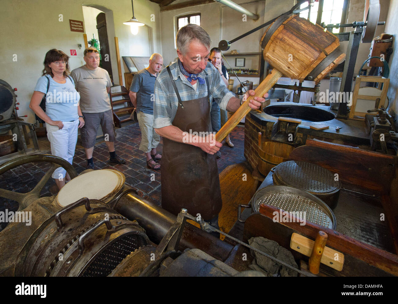 Hammer mill milling hi-res stock photography and images - Alamy