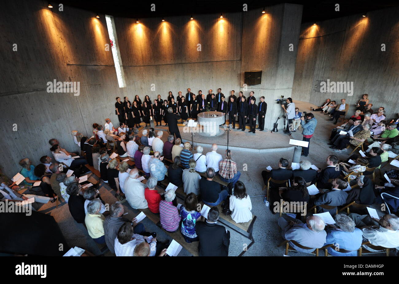 Conducted by Stanley Sperber, the chamber choir of the conservatory ...