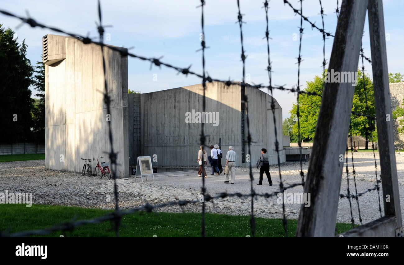 Guests arrive for the concert of the conservatory Jerusalem inside the ...