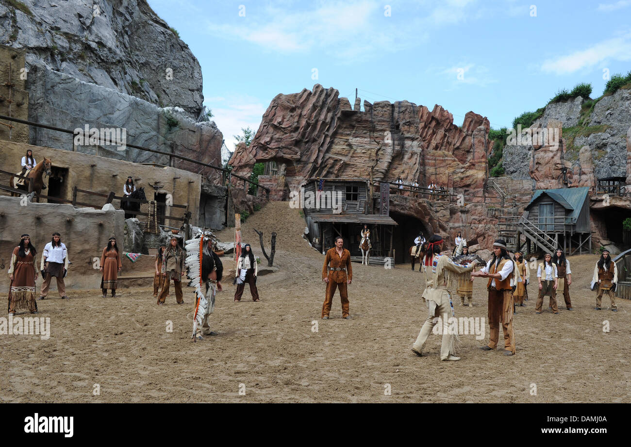 Actors fill the stage during a presentation of 'The Oil Prince' ('Der ...