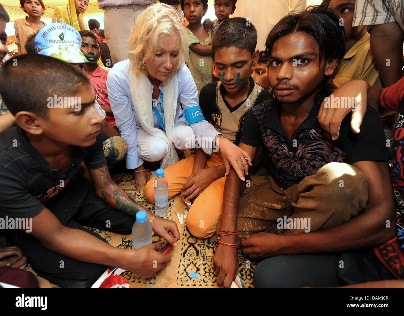 Unicef embassador and TV host Sabine Christiansen talks to homeless ...