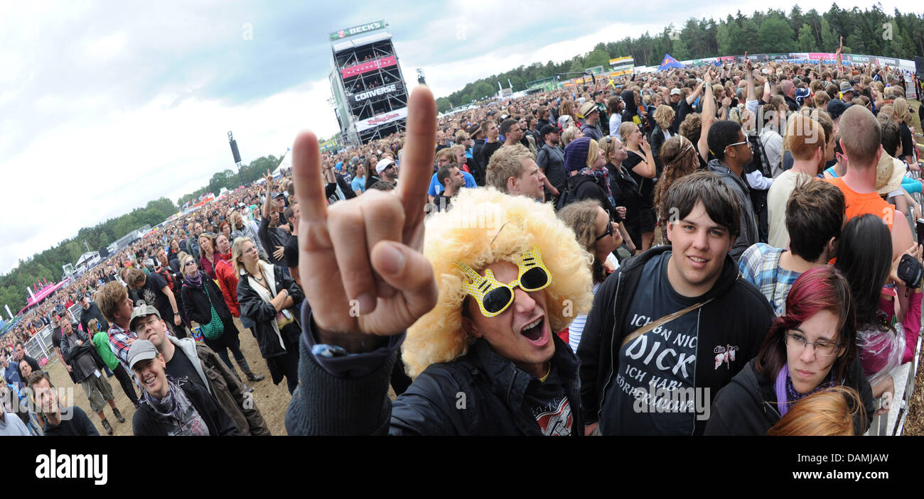 A visitor lifts two fingers at the Hurricane Festival in Scheessel ...