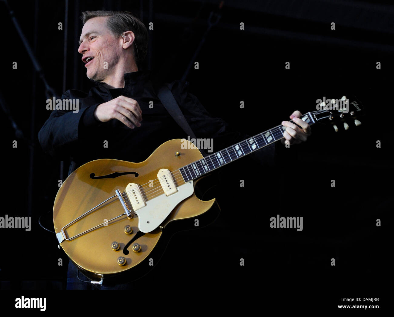 Bryan adams in concert hi-res stock photography and images - Alamy